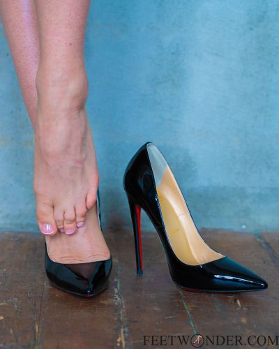 The Wall – FeetWonder.com – Feet Model Alina Shows Her Soles